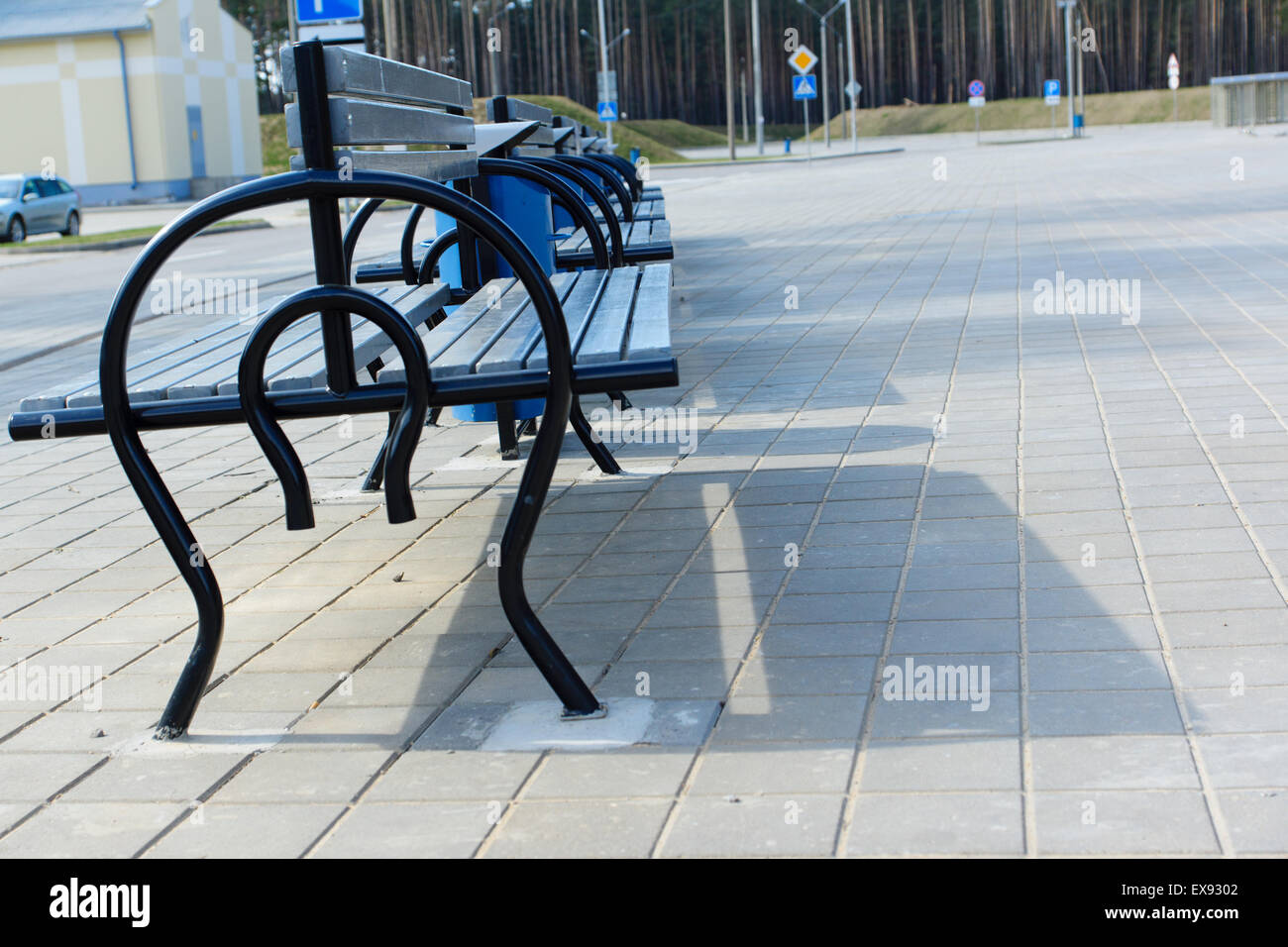 a row from several benches is located on the sidewalk Stock Photo - Alamy