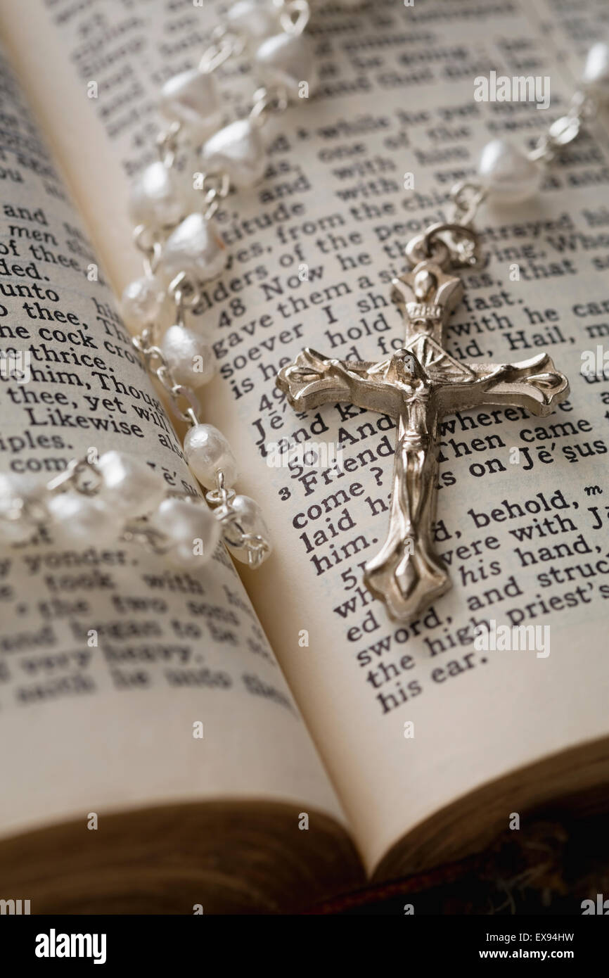 Close-up of open Bible and pearl rosary beads Stock Photo - Alamy