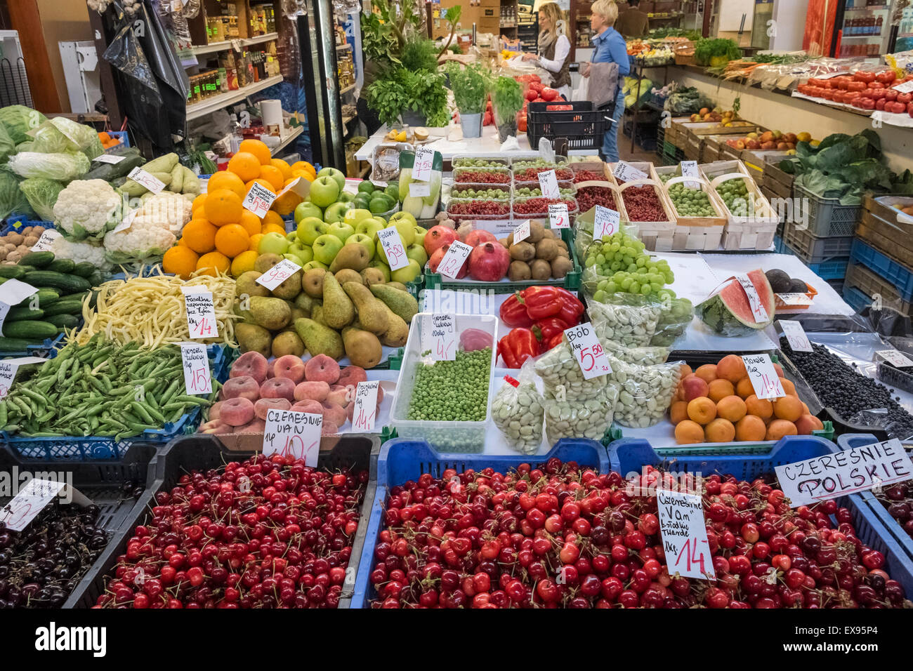 Indoor vegetable and fruit market hi-res stock photography and images ...