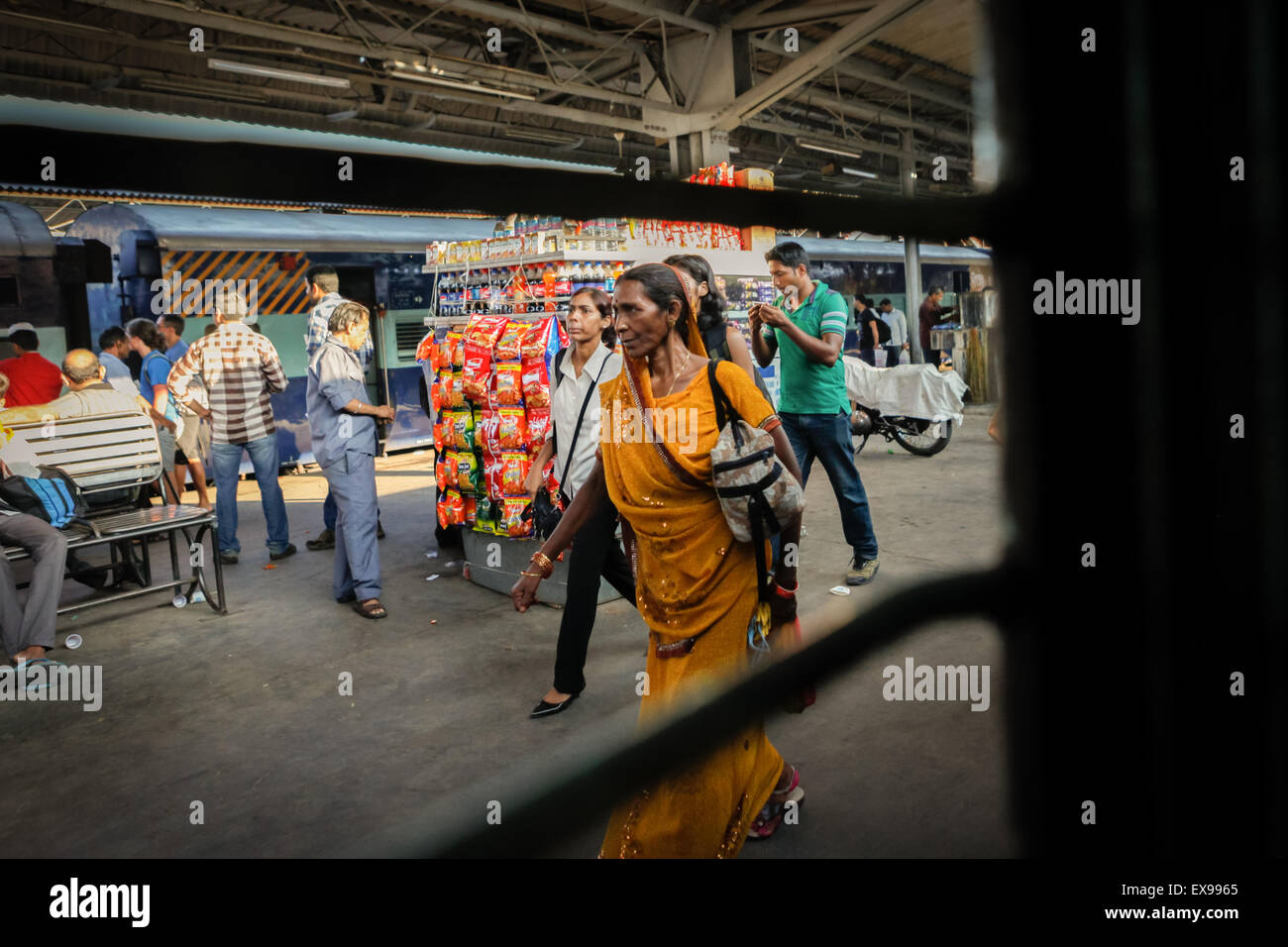 New delhi railway station platform hi-res stock photography and images ...