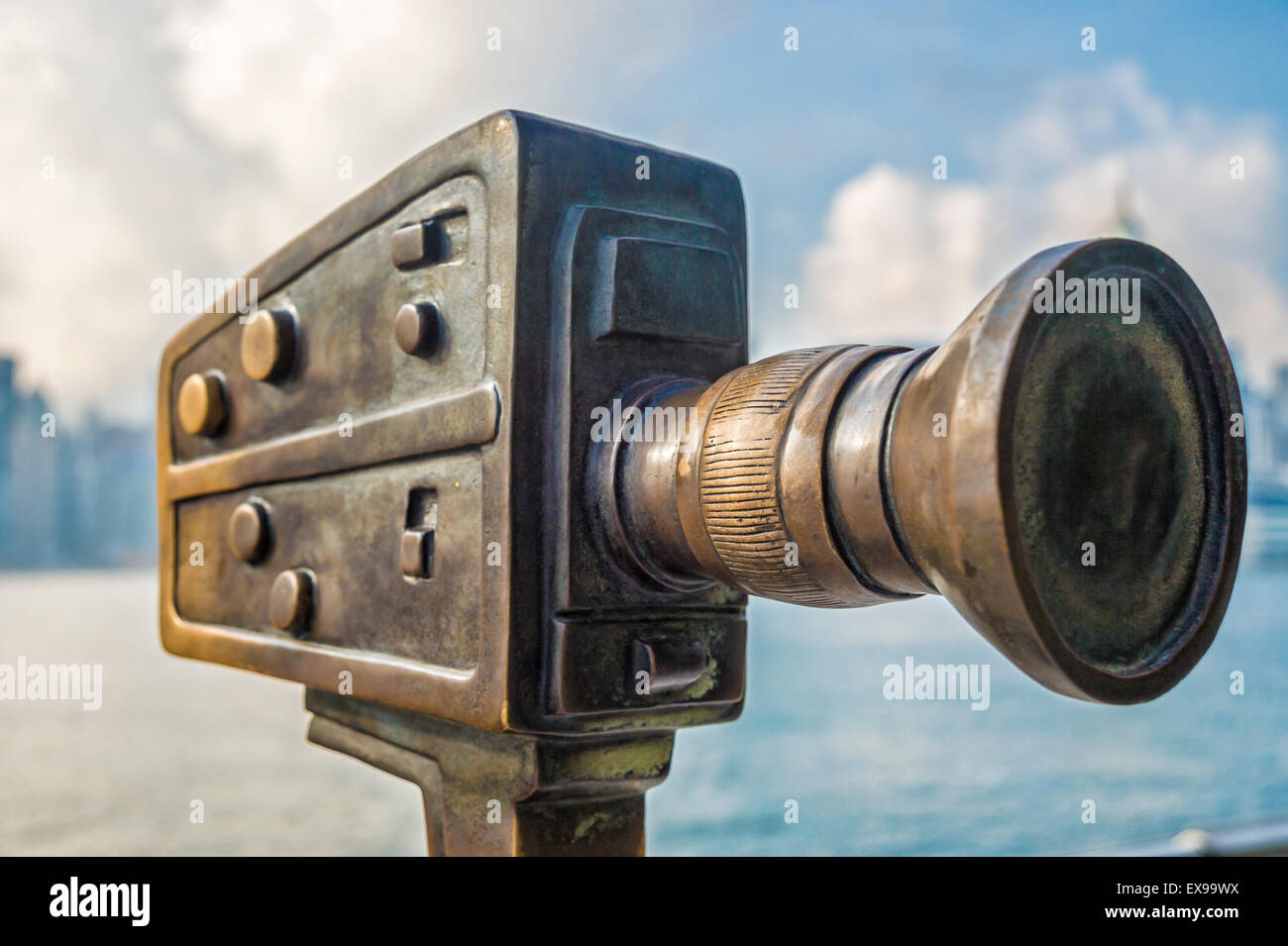 Camera statue hi-res stock photography and images - Alamy