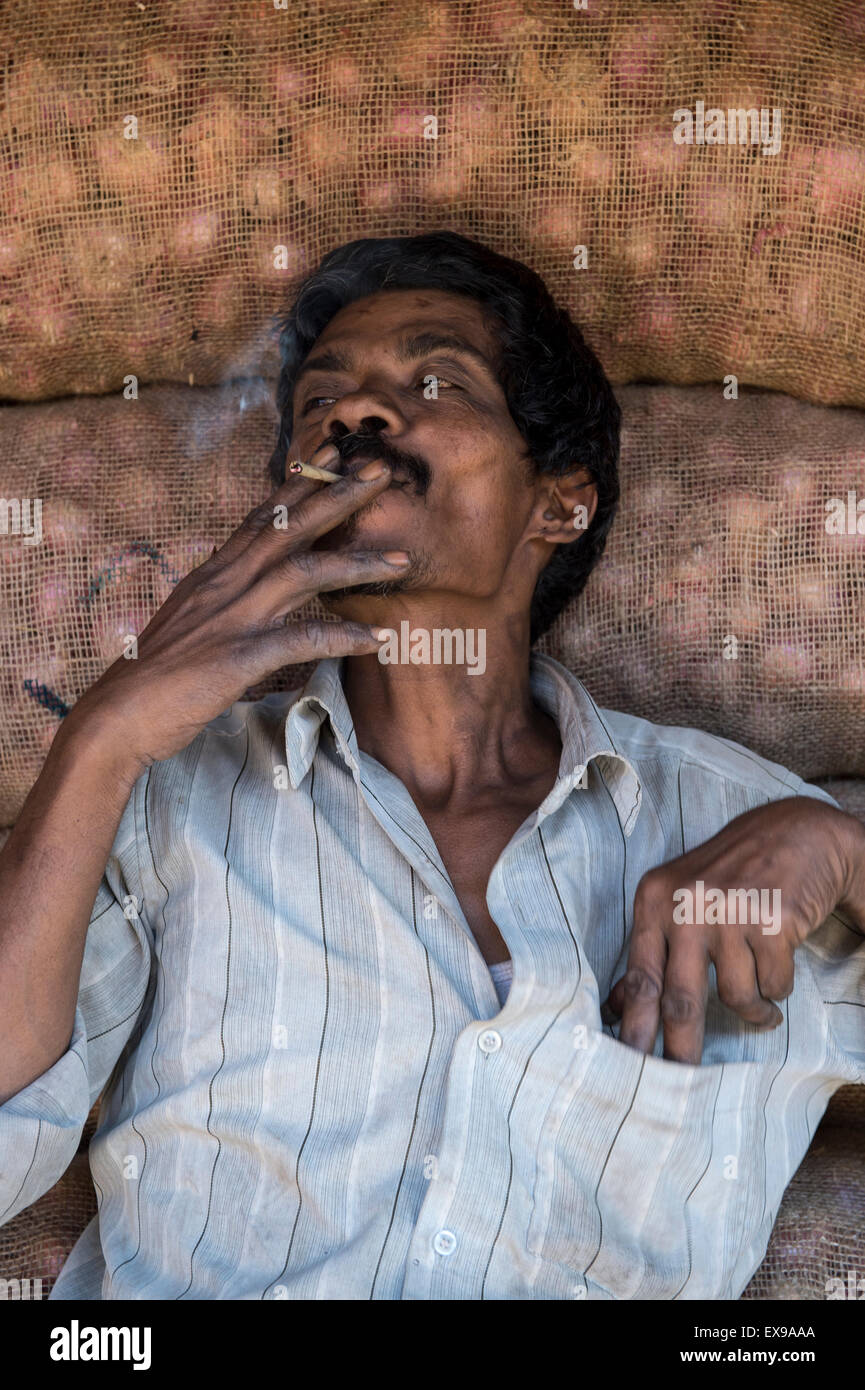 Cigarette shop india hi-res stock photography and images - Alamy