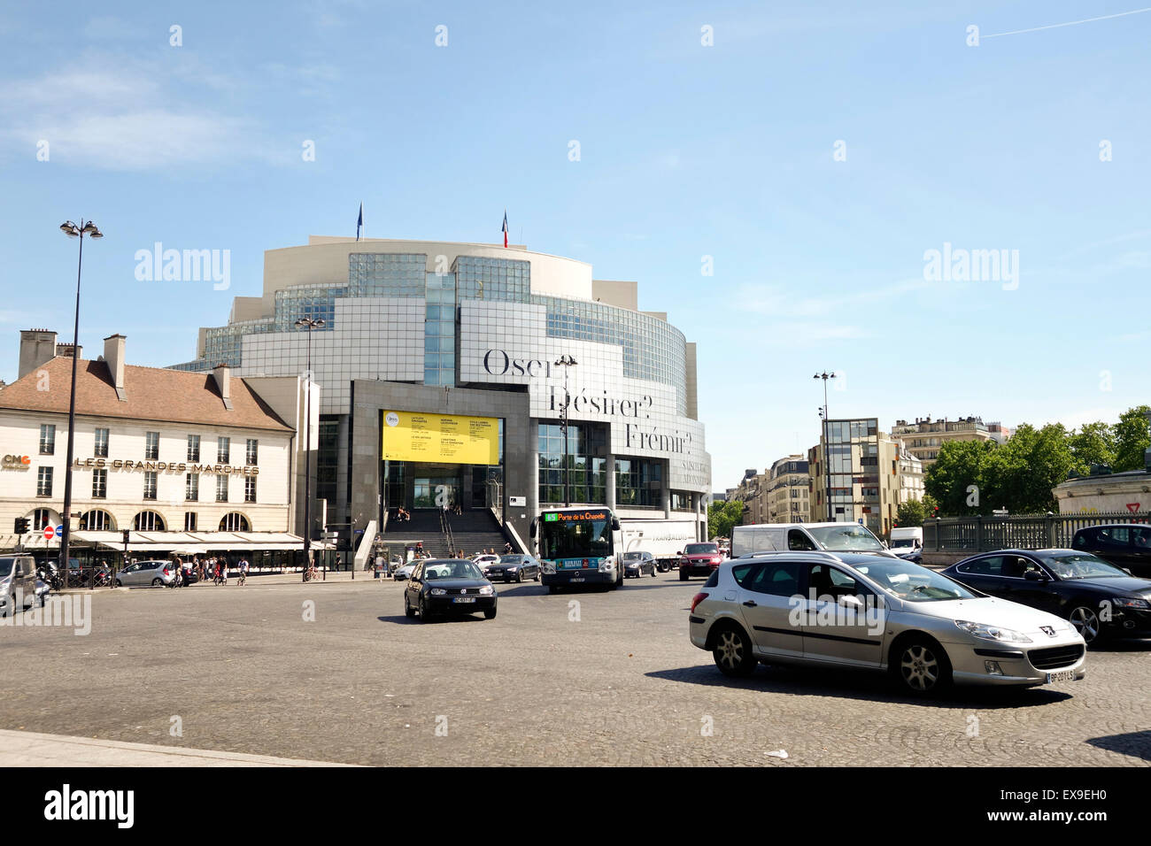 L'opera Bastille. Paris The Place de la Bastille with the modern opera ...