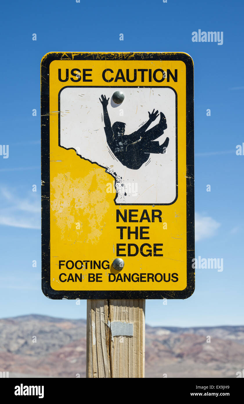 use caution near the edge warning sign at overlook Stock Photo - Alamy