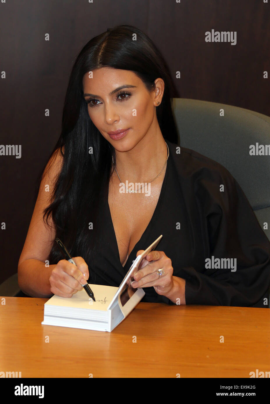 Kim Kardashian signs copies of her new book 'Selfish' at Barnes & Noble ...