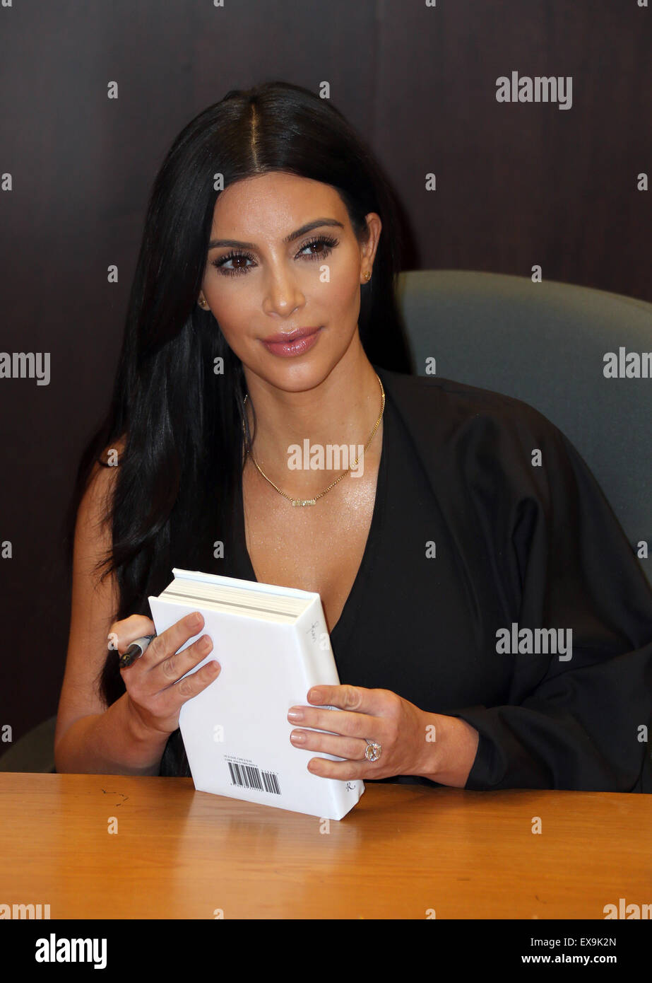 Kim Kardashian signs copies of her new book 'Selfish' at Barnes & Noble ...