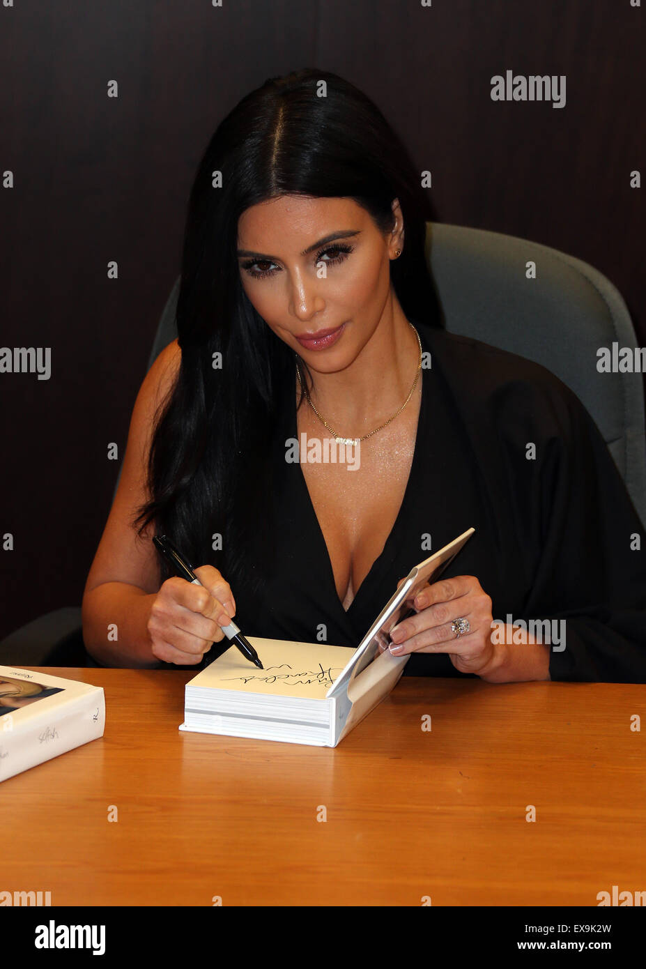 Kim kardashian signs copies of hi-res stock photography and images - Alamy