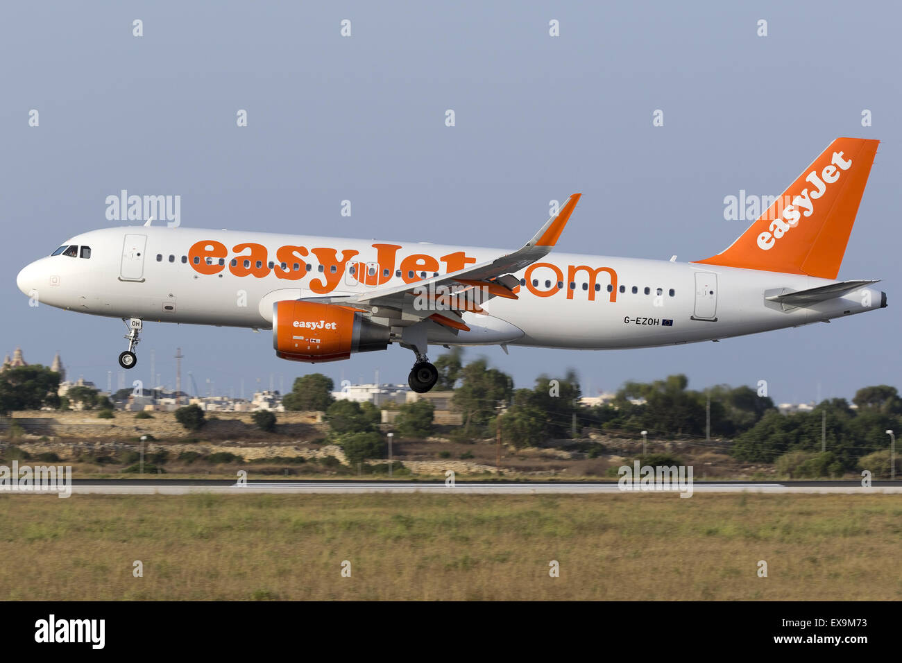 Easyjet Airbus A320 on finals runway 31 Stock Photo - Alamy