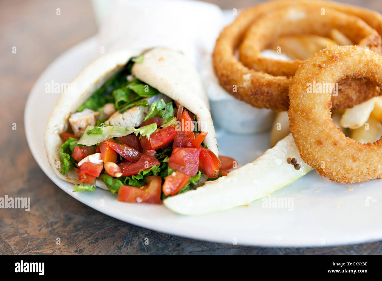 Food pita bread chicken hi-res stock photography and images - Alamy