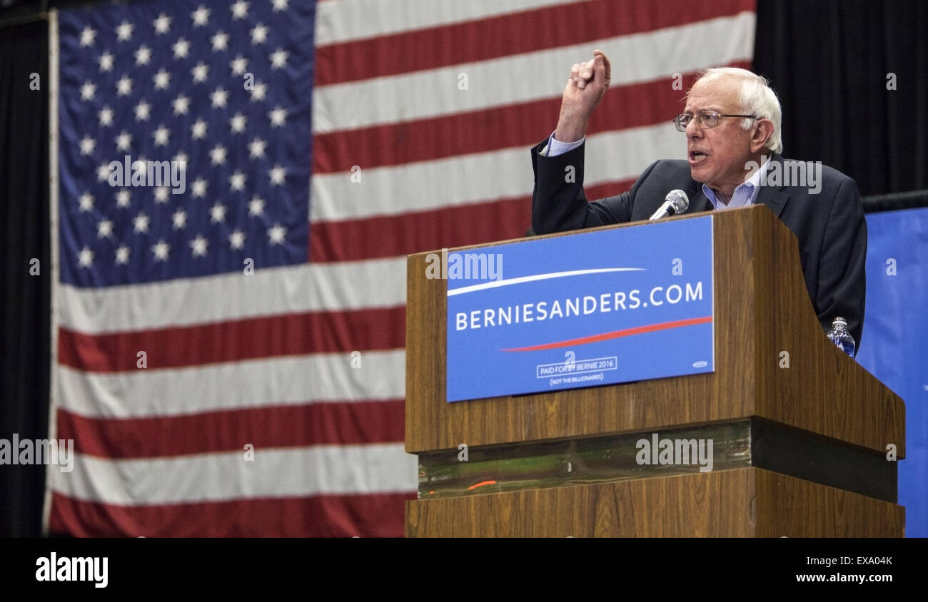 Man at podium american flag hi-res stock photography and images - Alamy
