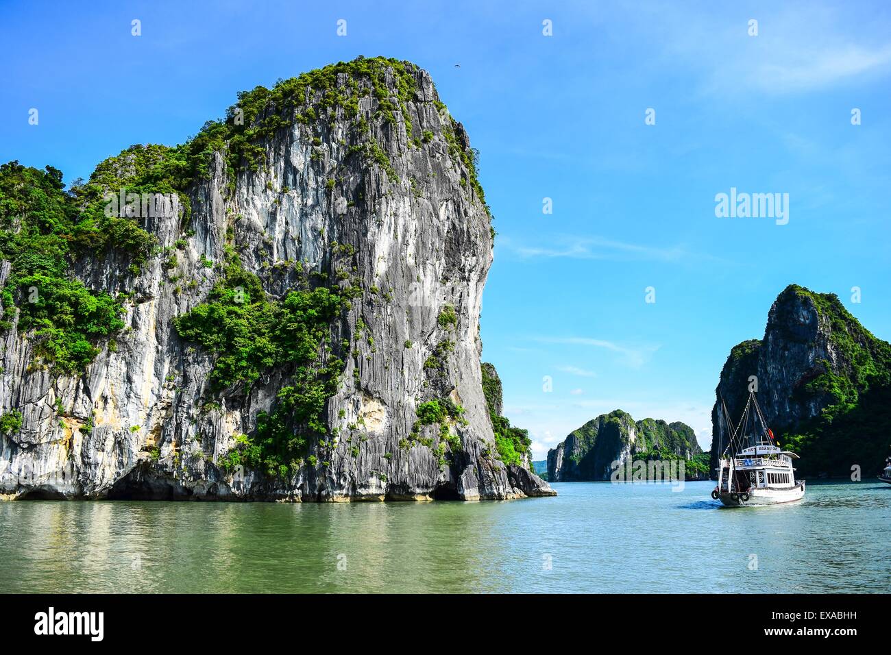 Limestone rocks in Halong Bay, Vietnam Stock Photo - Alamy