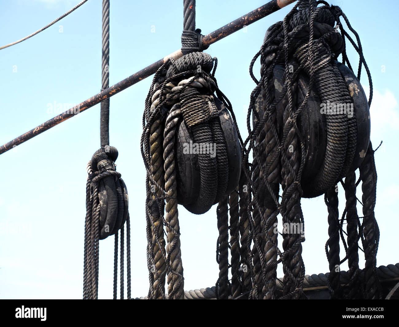 Rope pulley hi-res stock photography and images - Alamy