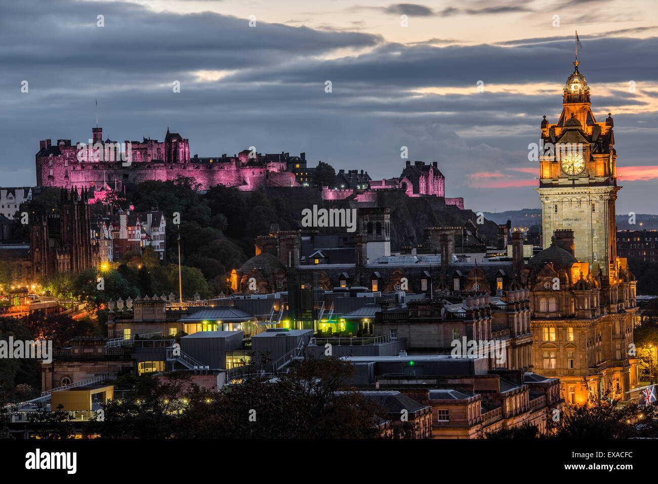 Edinburgh castle night skyline hi-res stock photography and images - Alamy