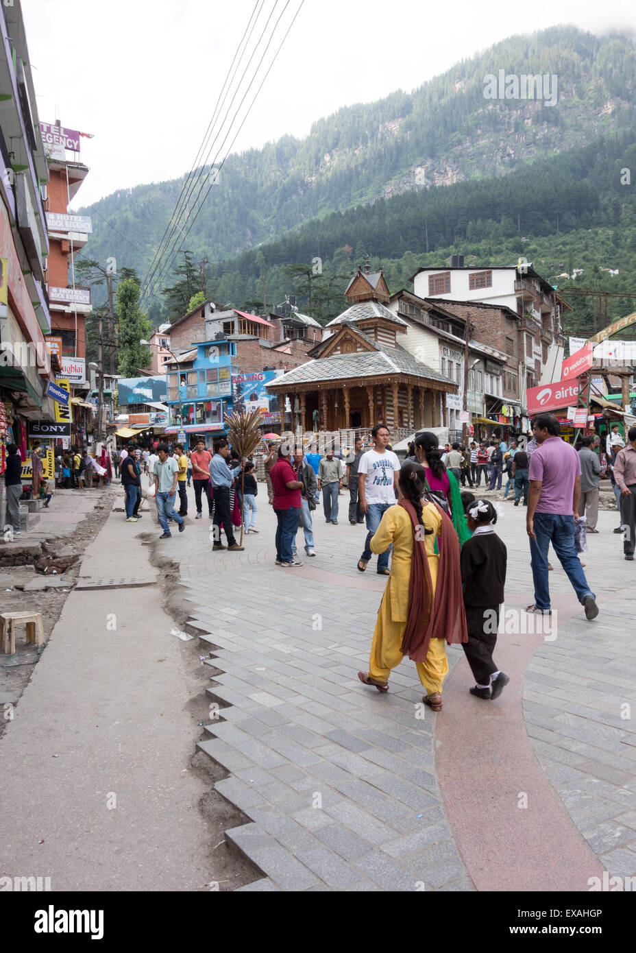 Street scene in the tourist town of Manali, Himachal Pradesh, India ...