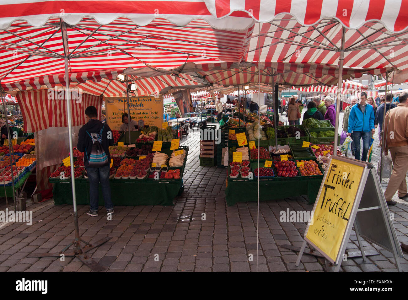 Market booths hi-res stock photography and images - Alamy