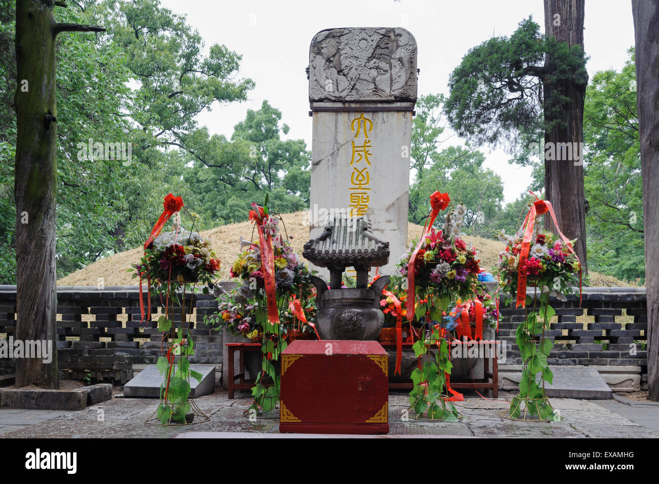 Confucius burial site prayer ribbons at Confucius Tomb in Kong Forest ...