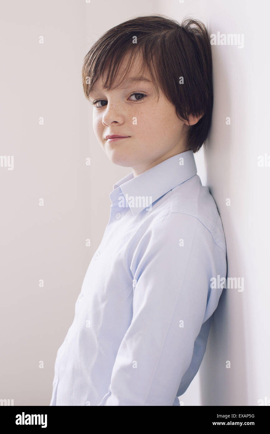 Boy leaning against wall, portrait Stock Photo - Alamy Boy leaning against wall, portrait Stock Photo - Alamy