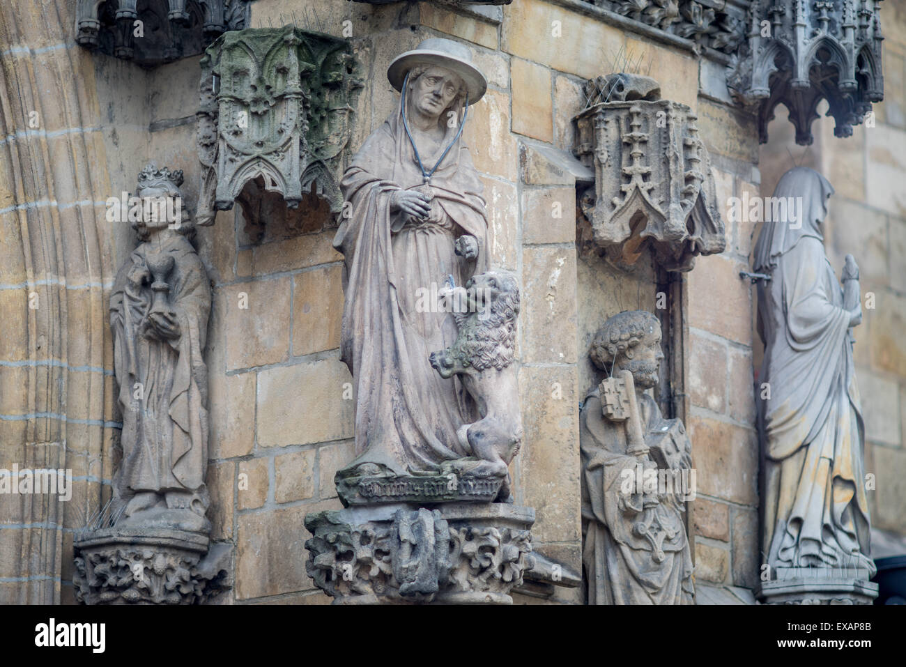 Gothic statues hi-res stock photography and images - Alamy