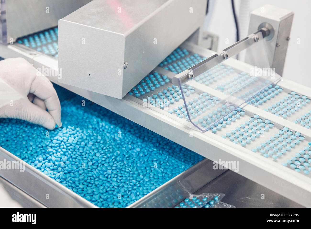 Prescription drug packaging process Stock Photo - Alamy Prescription drug packaging process Stock Photo - Alamy