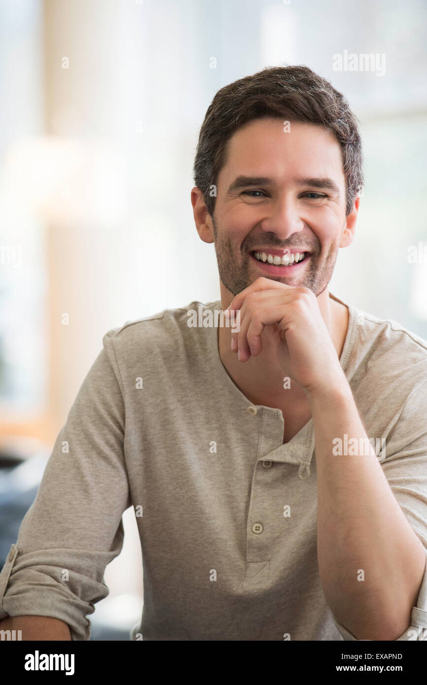 Man looking tv grins hi-res stock photography and images - Alamy