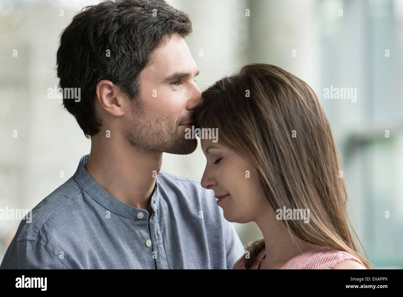 Man and woman nuzzling hi-res stock photography and images - Alamy