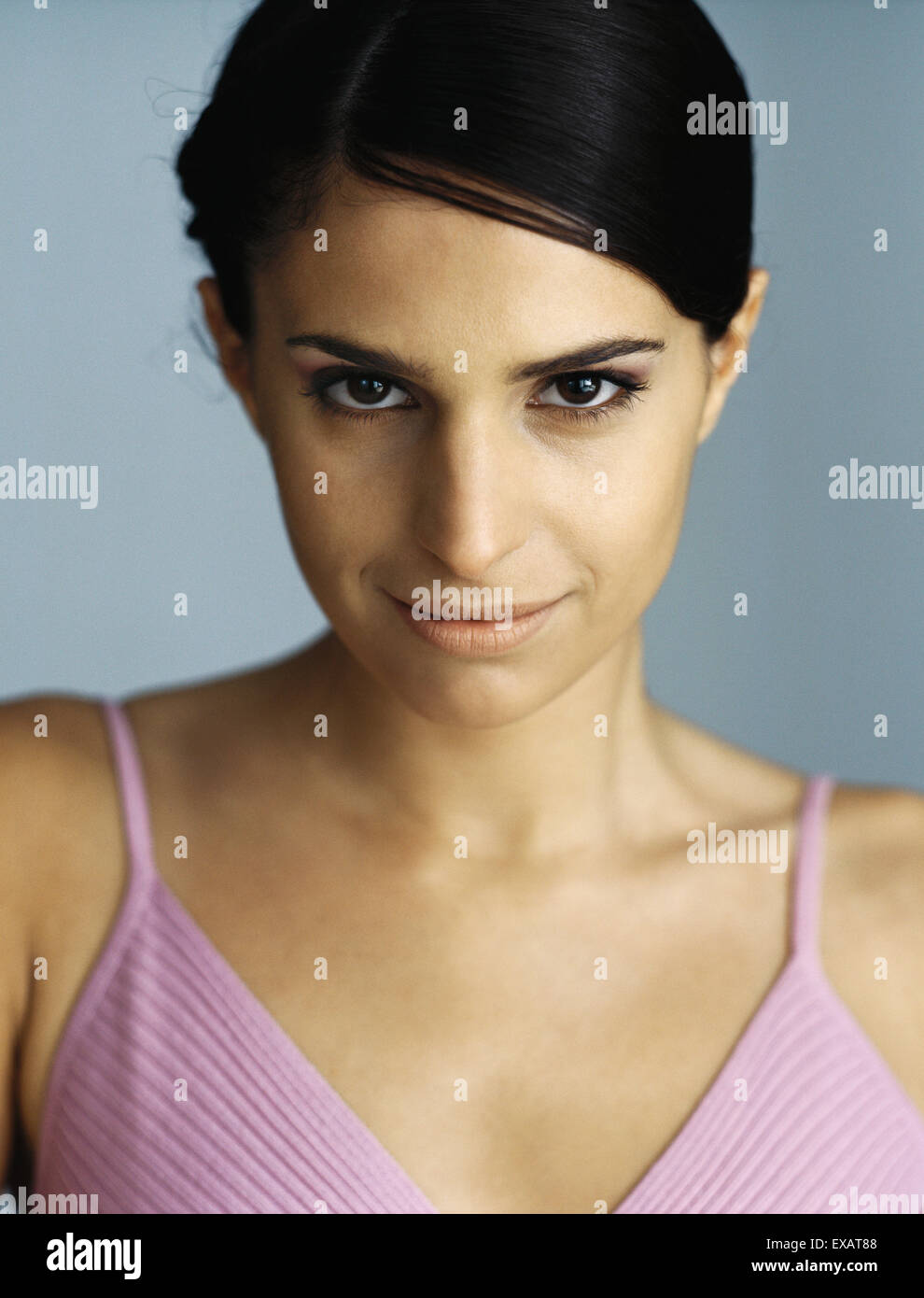 Woman staring at camera, smiling, portrait Stock Photo - Alamy