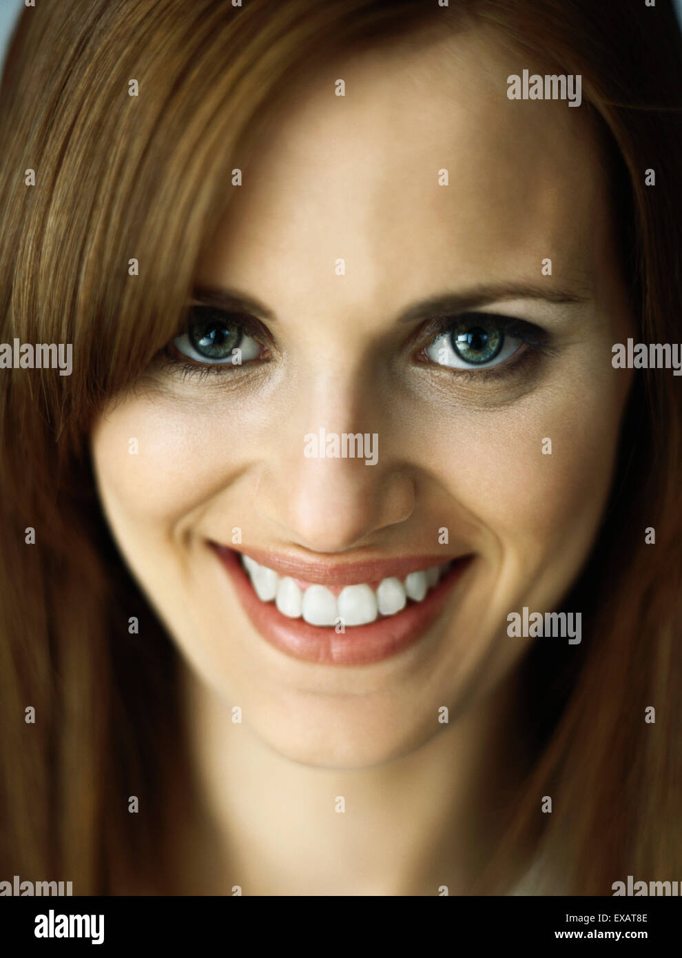 Woman smiling at camera, portrait Stock Photo - Alamy