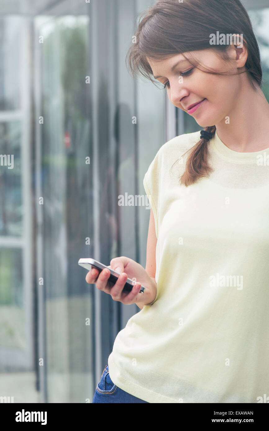 Messaging apps woman hi-res stock photography and images - Alamy