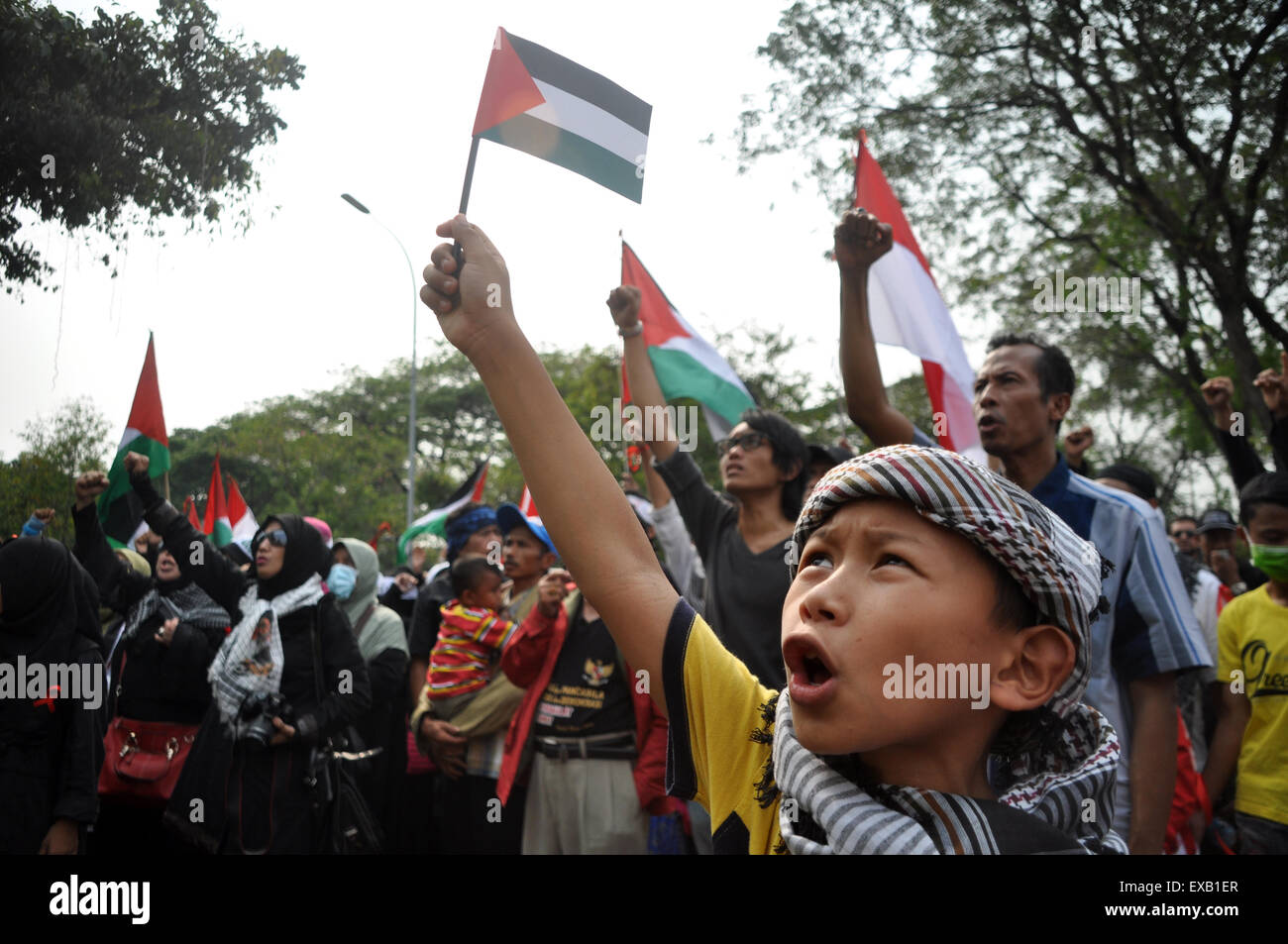 Jakarta, Indonesia. 10th July, 2015. Hundreds of Indonesian Muslims ...