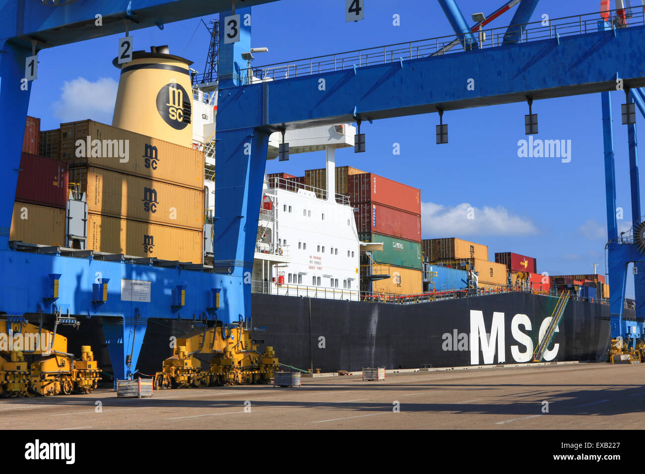 Ship trucks loading hi-res stock photography and images - Alamy