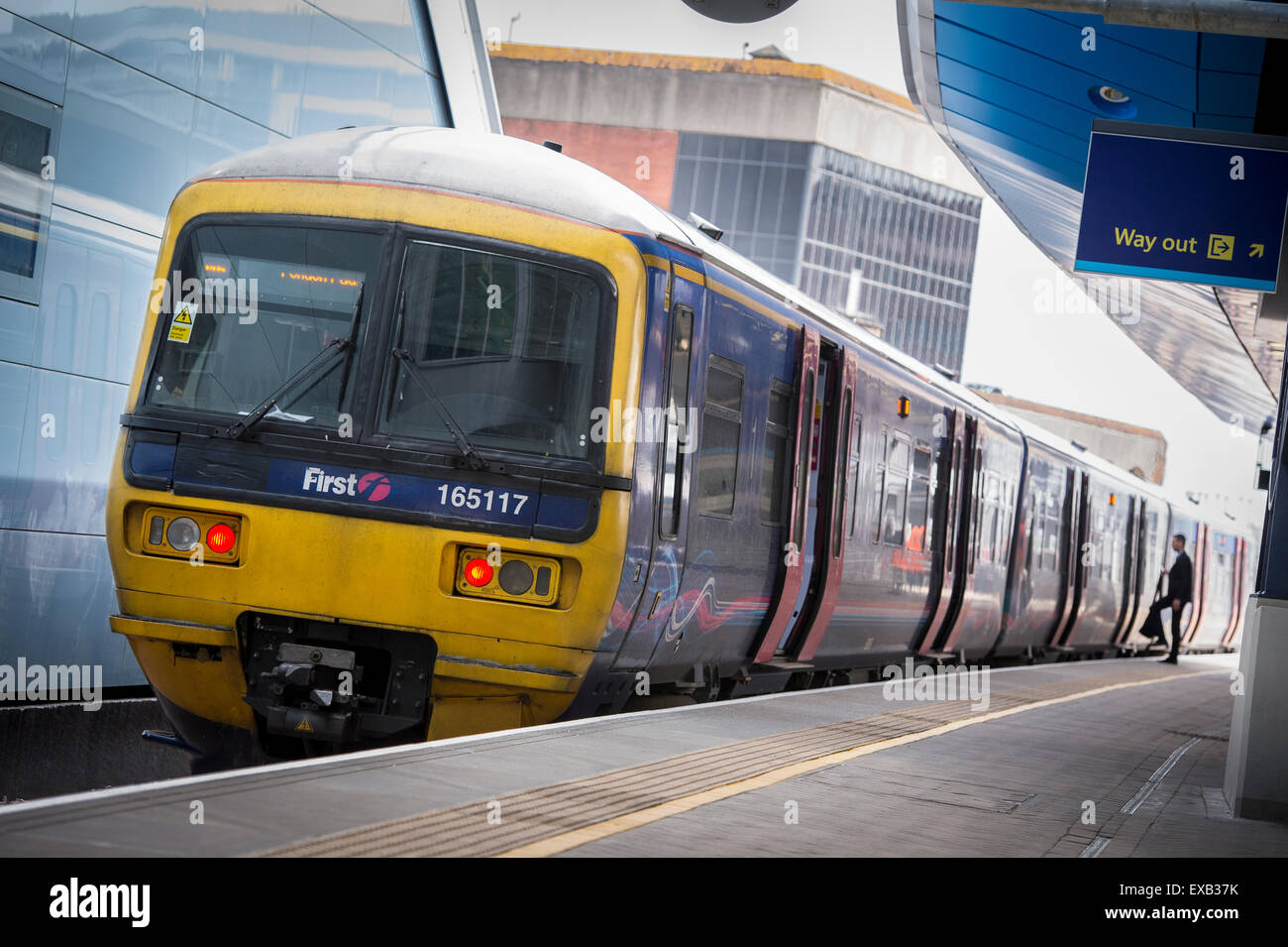 Class 165 train in First Great Western livery at Reading Railway ...