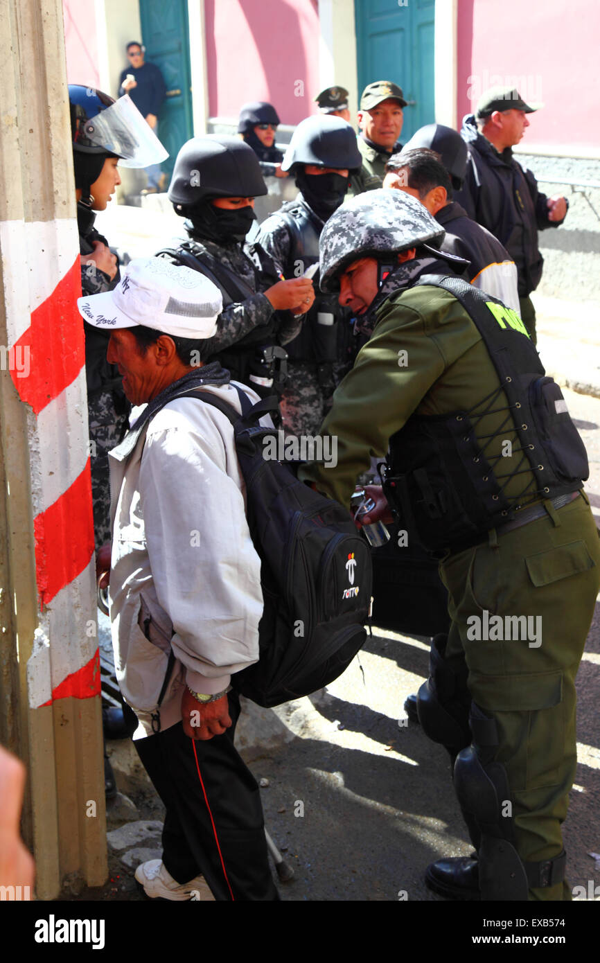 Bolivian police in uniform hi-res stock photography and images - Alamy