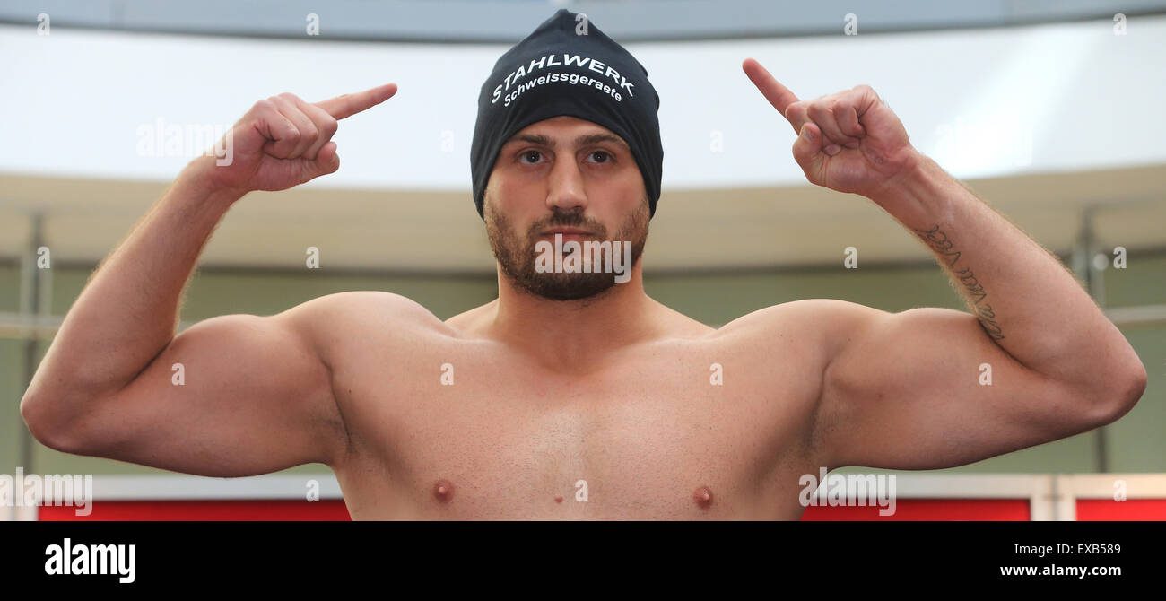 Heavyweight boxer weigh in hi-res stock photography and images - Alamy