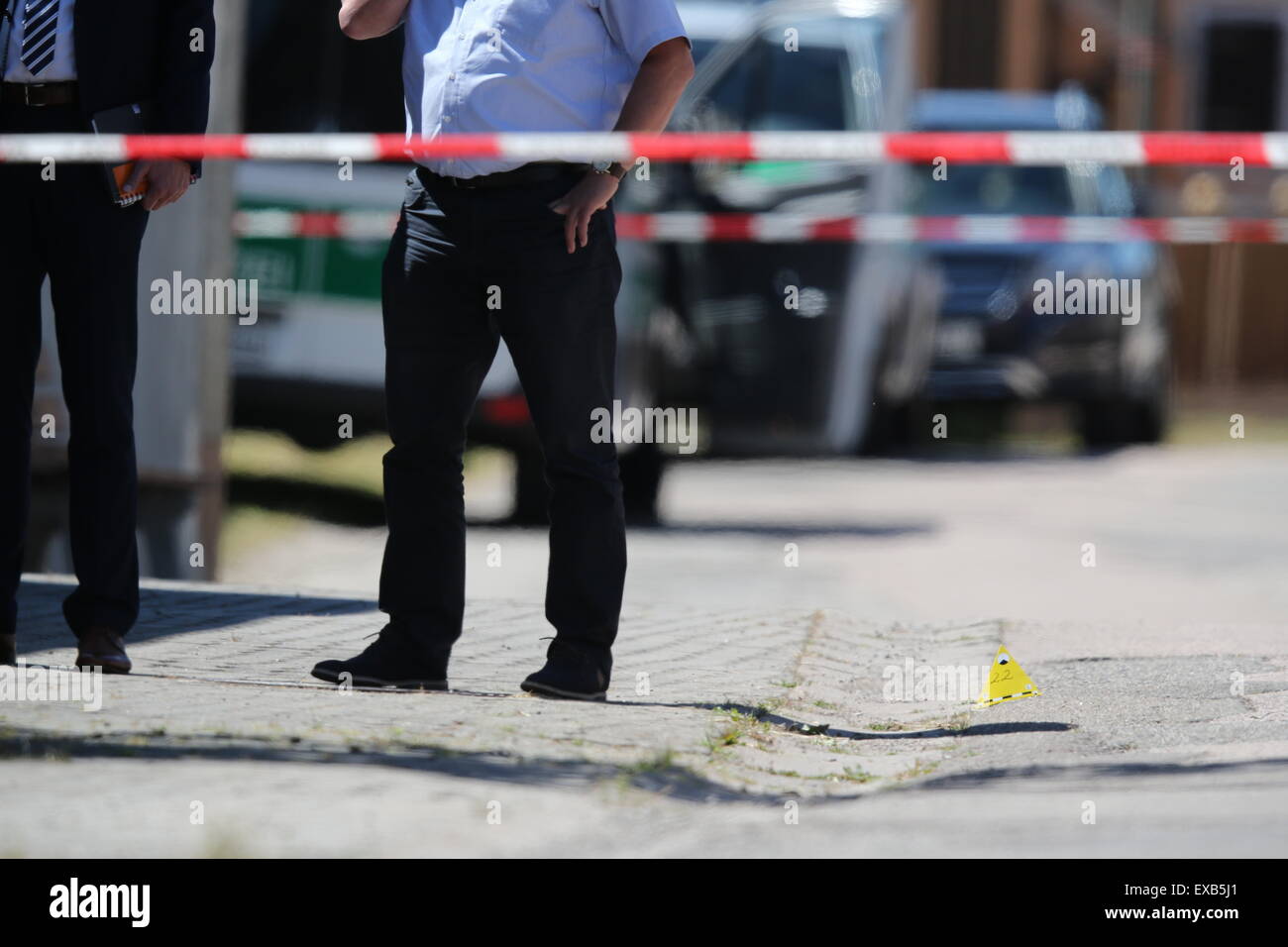 Ansbach, Germany. 10th July, 2015. Police officers stand at a crime ...