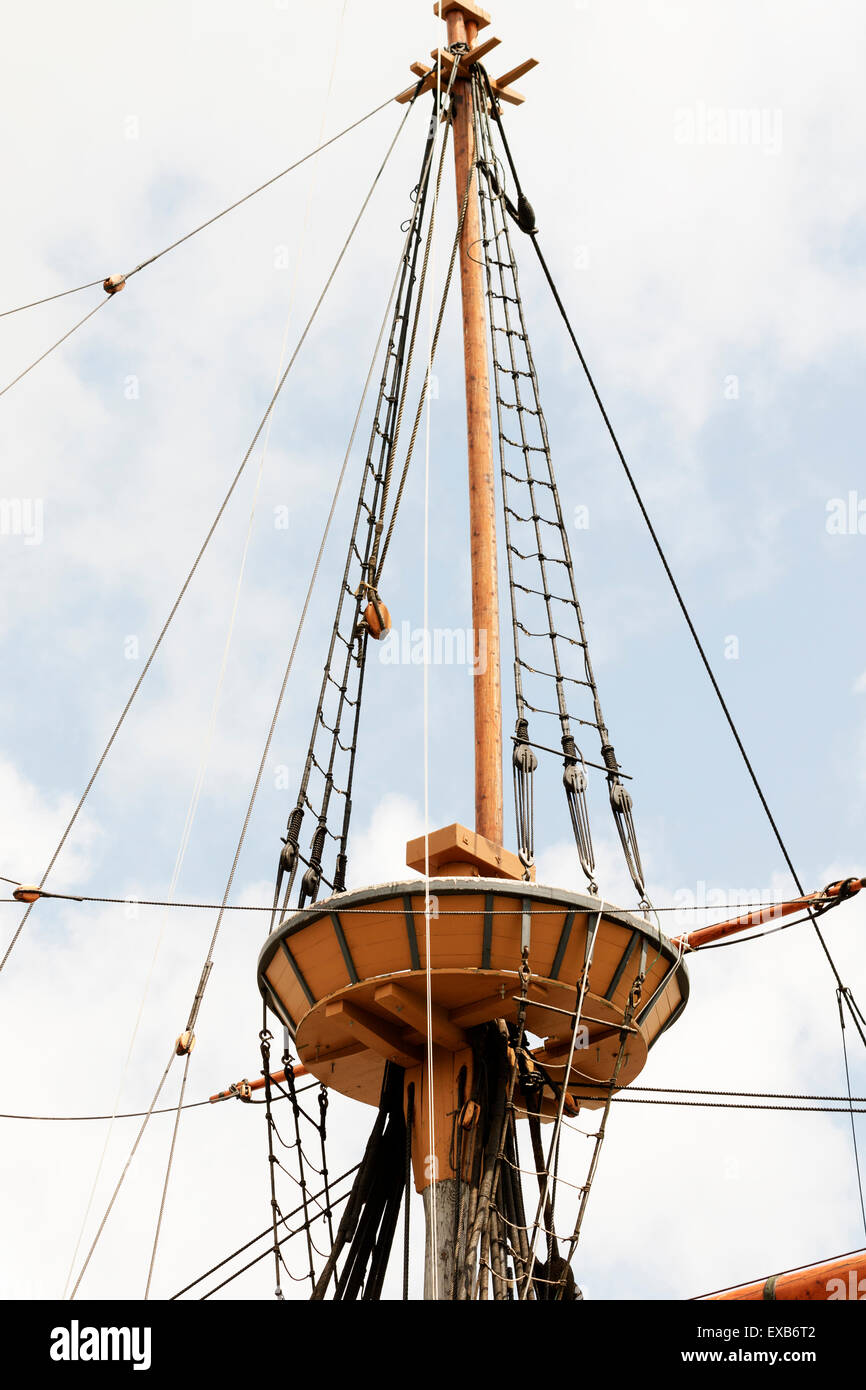 Rigging on the ancient tall ship Stock Photo - Alamy