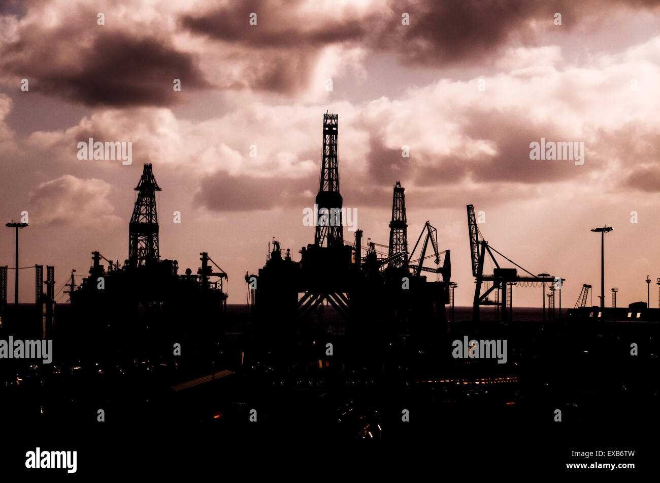 Oil Drilling Rig Silhouette Stock Photo - Alamy