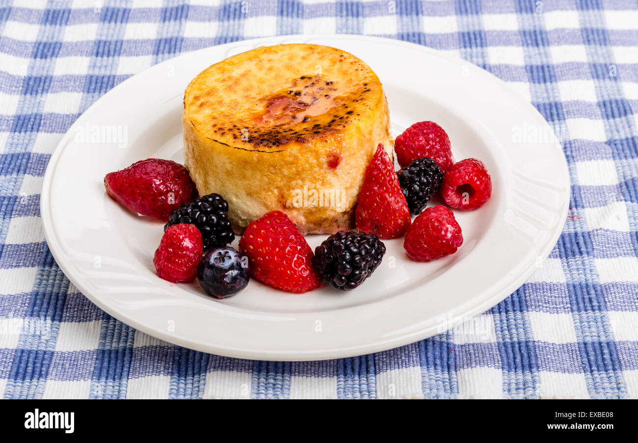 An individual round cheesecake with strawberries and blackberries Stock ...