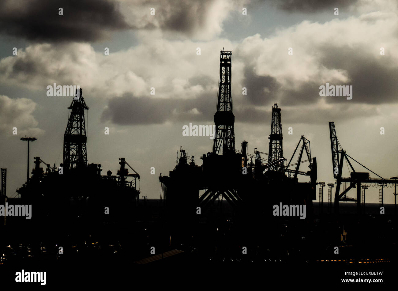 Oil Drilling Rig Silhouette Stock Photo - Alamy
