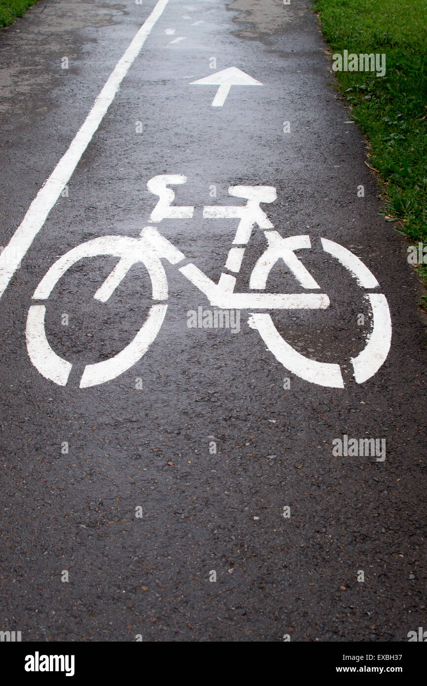 Cycle sign in a city in white paint on tarmac Stock Photo - Alamy