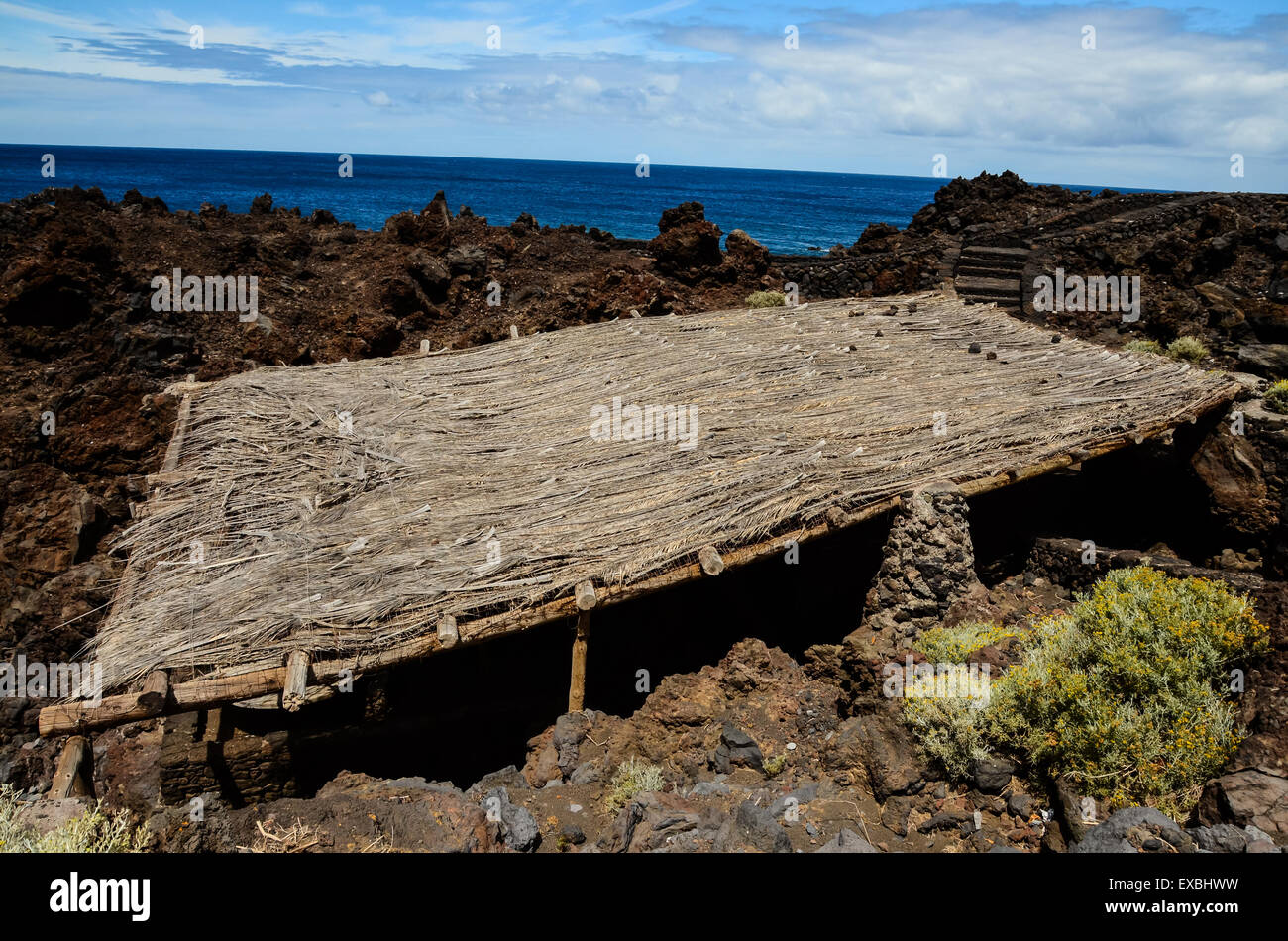 Texture of the classic thatch roof, tropical roofing Stock Photo - Alamy