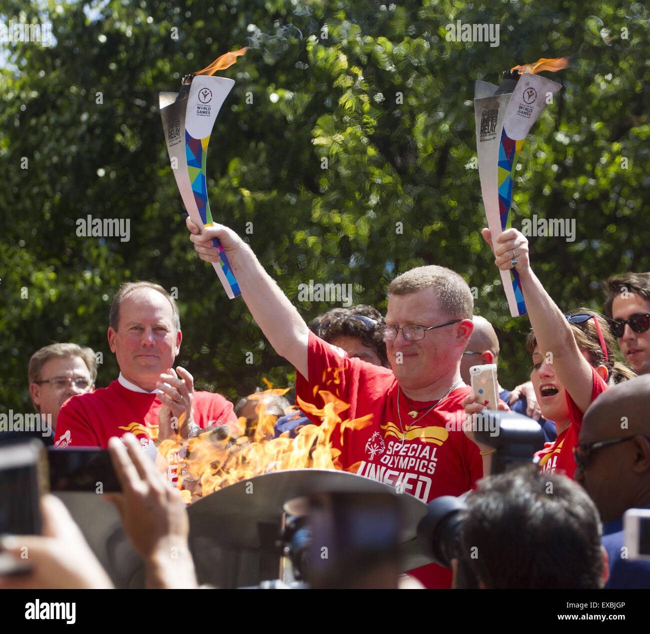 Los Angeles, California, USA. 10th July, 2015. Torch bearers carrying ...