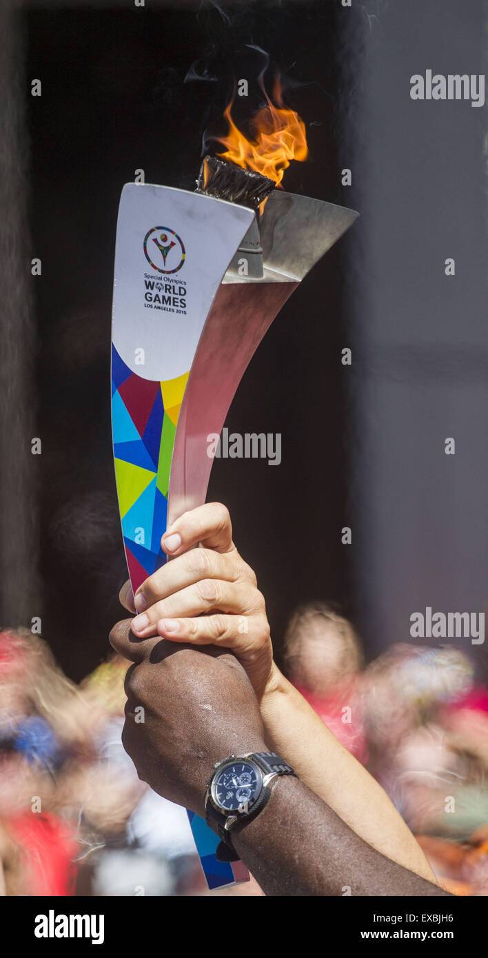 Los Angeles, California, USA. 10th July, 2015. Torch bearers carrying ...