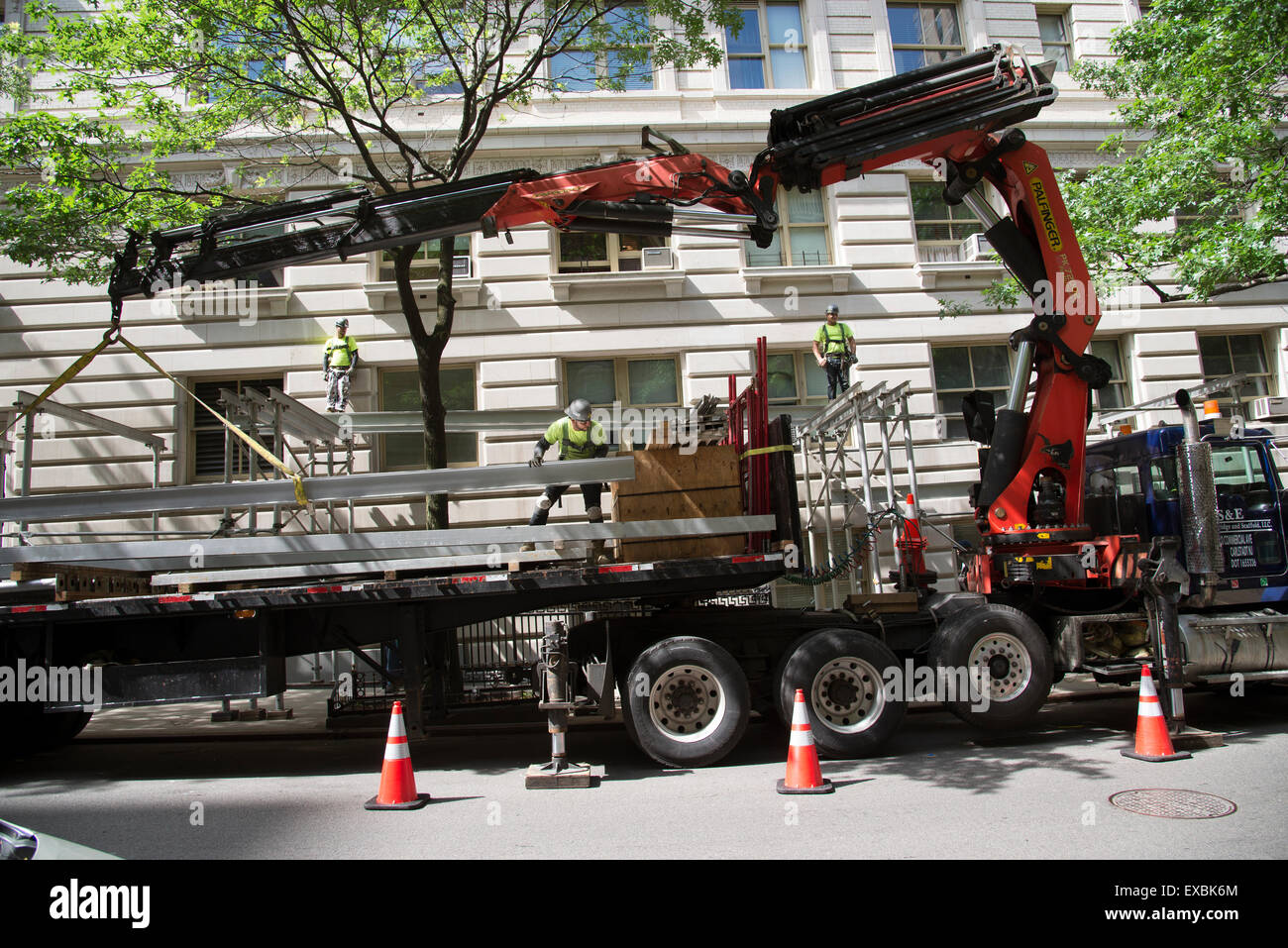 Scaffold lorry hi-res stock photography and images - Alamy