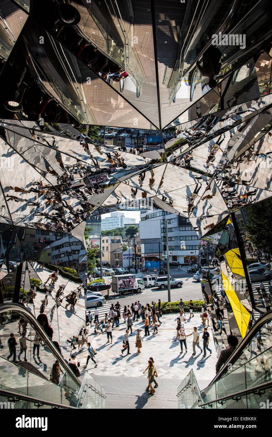 Tokyo mirror entrance hi-res stock photography and images - Alamy