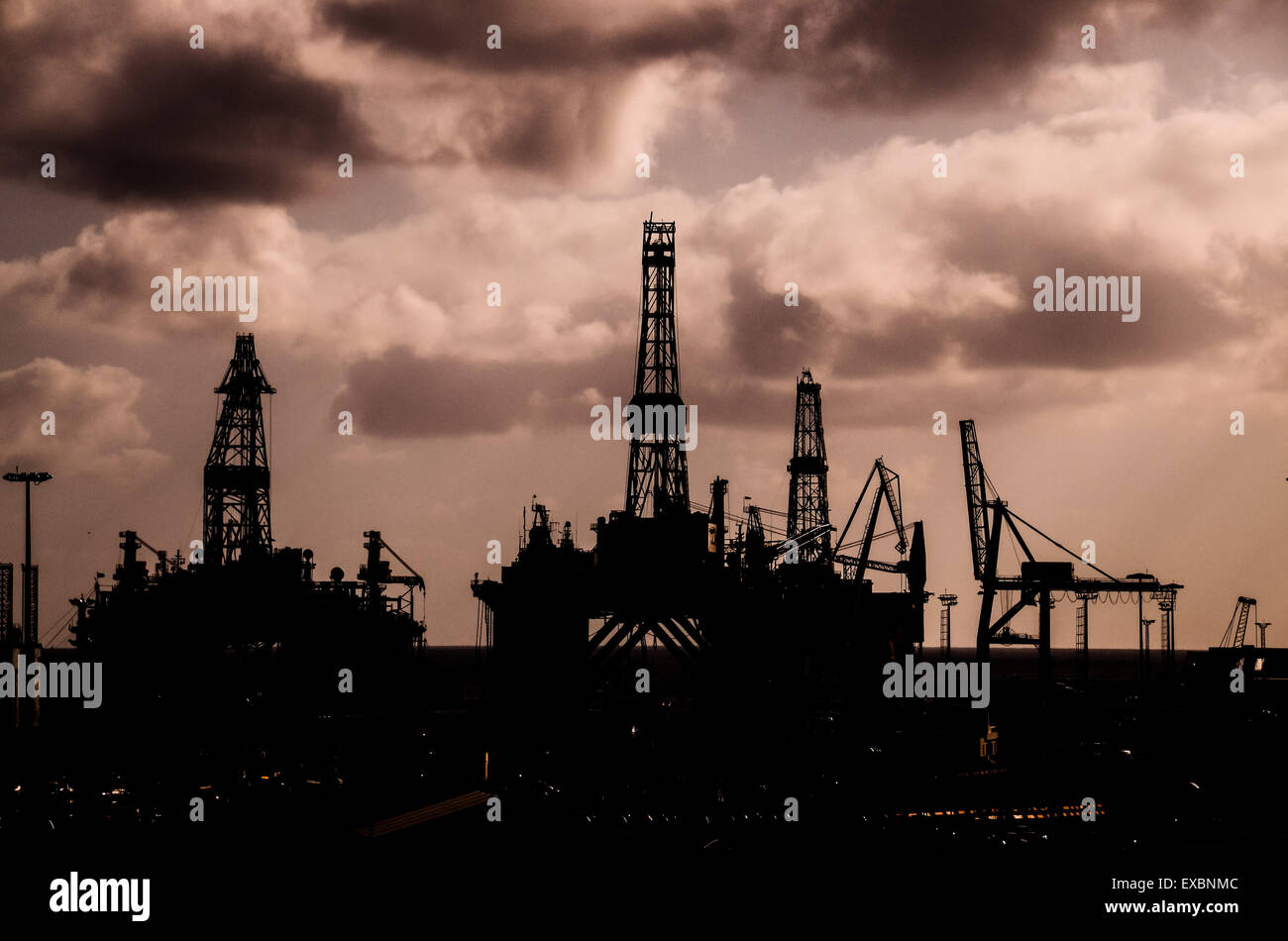 Oil Drilling Rig Silhouette Stock Photo - Alamy