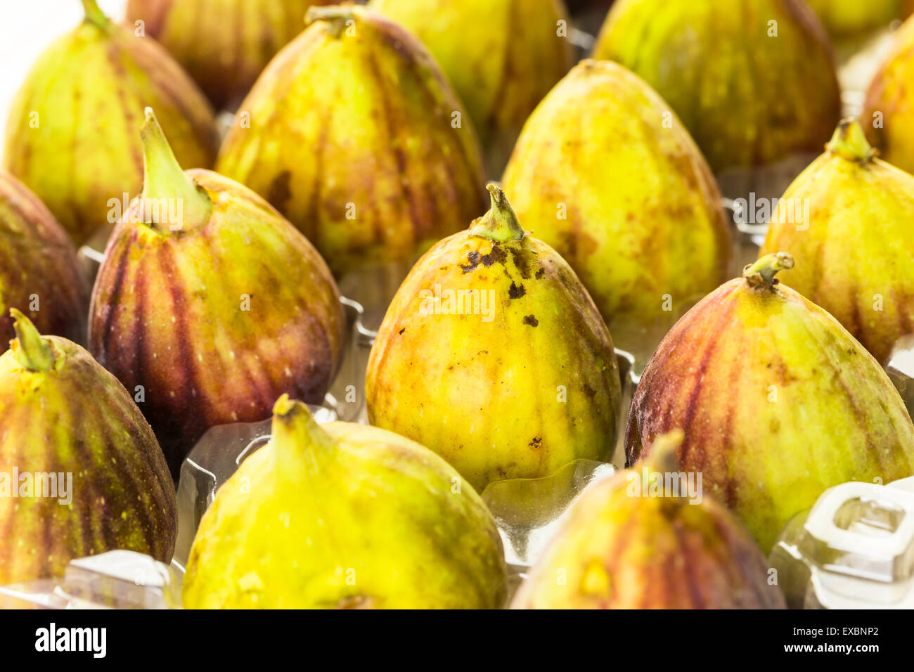 Organic California figs in plastic crate on wood table Stock Photo - Alamy
