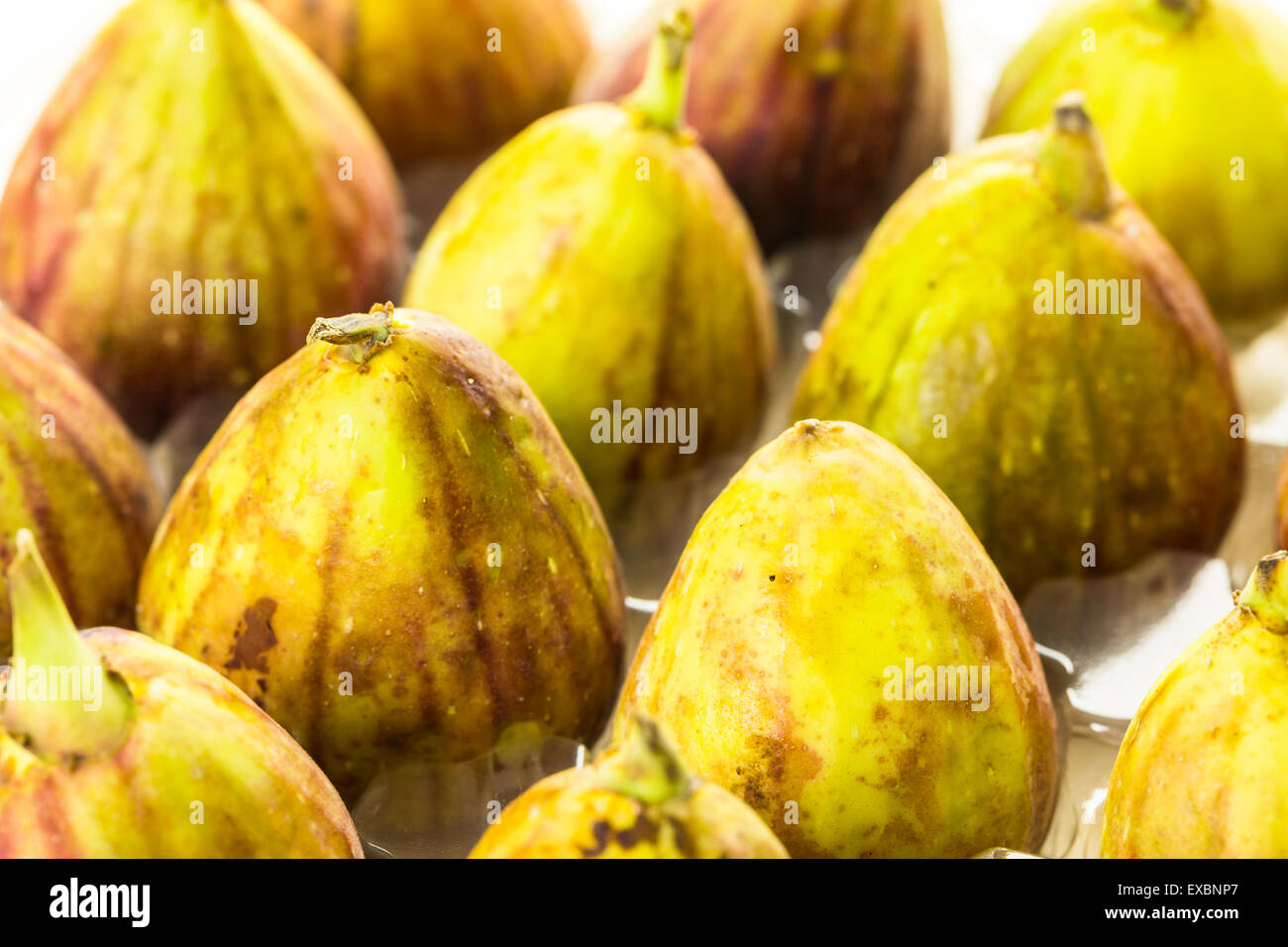 Organic California figs in plastic crate on wood table Stock Photo - Alamy