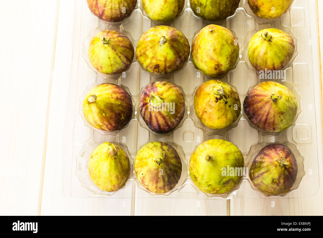 Organic California figs in plastic crate on wood table Stock Photo - Alamy