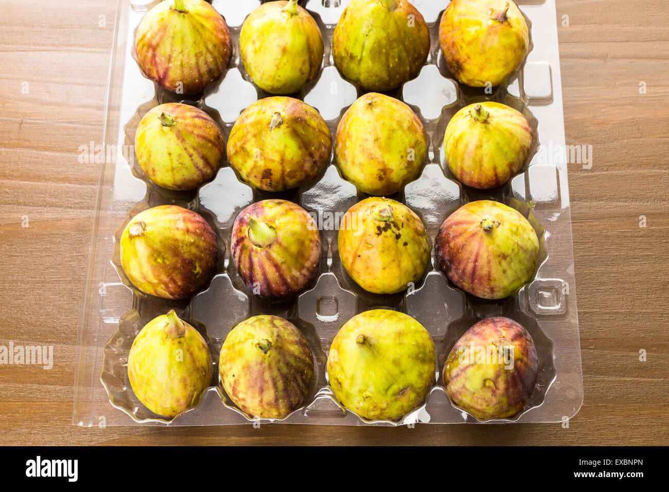 Organic California figs in plastic crate on wood table Stock Photo - Alamy