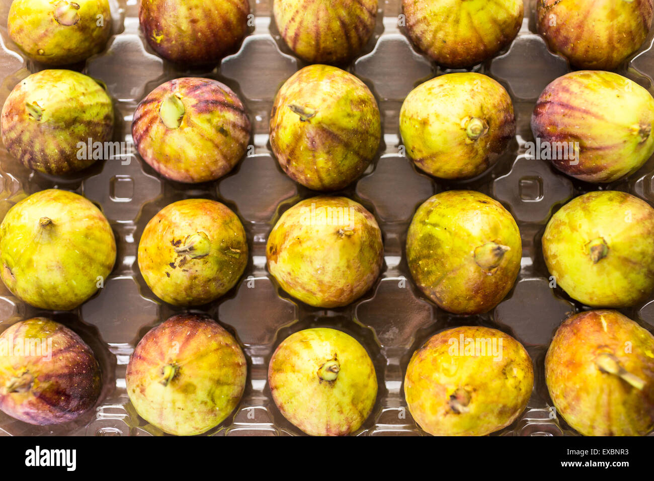 Organic California figs in plastic crate on wood table Stock Photo - Alamy